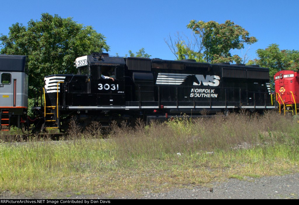 NS GP40-2 3031 now in the middle on 975